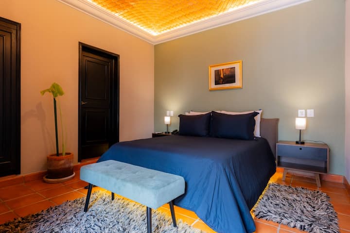 Charming Queen Room With Brick Ceiling - San Miguel de Allende