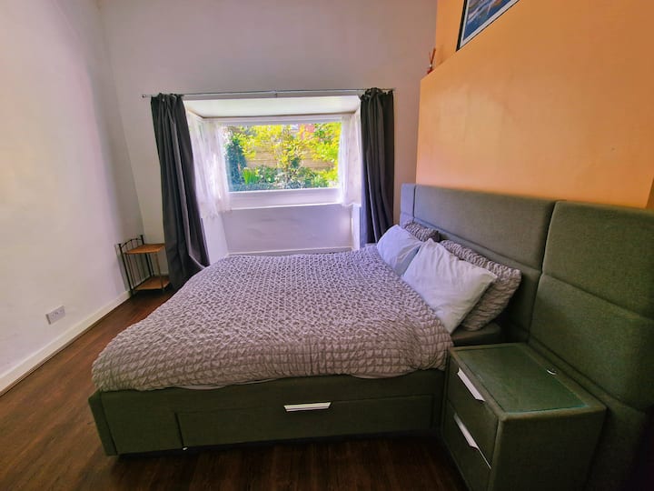 Upscale Executive (Spacious) Home & Great Location - Liverpool
