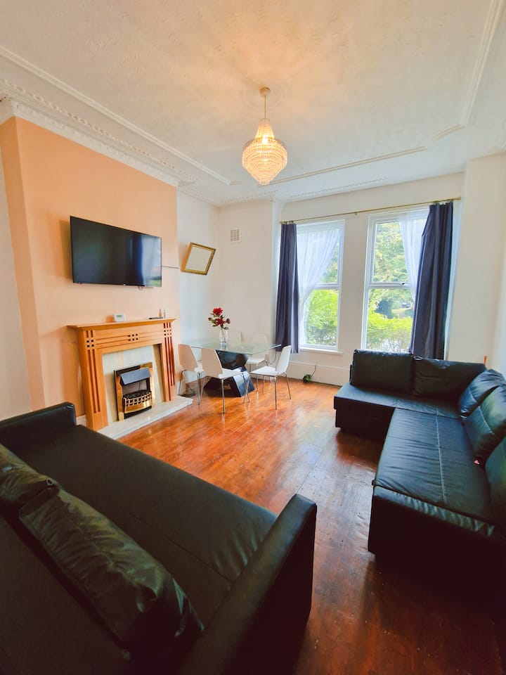 Upscale Executive (Spacious) Home & Great Location - Liverpool