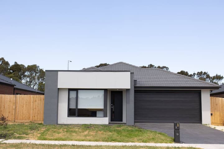Lucknow 4 Bedrooms Nice Home - Bairnsdale