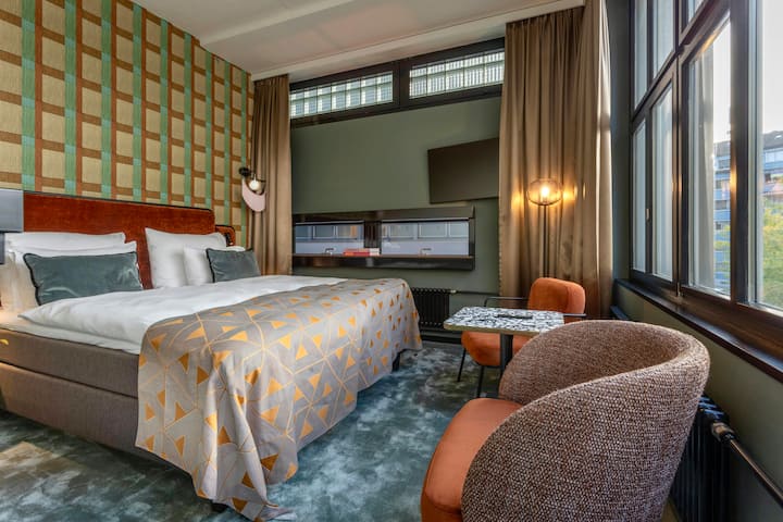 The Lounge Features Live Music & Comedy Acts - Zurich