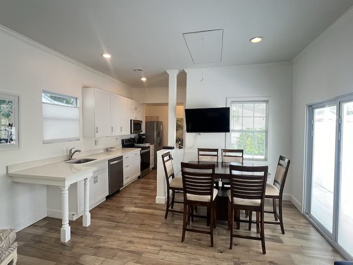 Island Paradise 2br House Pool, 1/2 Block To Duval - Key West, FL