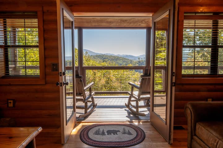 *Stunning 2bd Cabin W/ Views! Hot Tub + Fire Pit* - Gatlinburg, TN