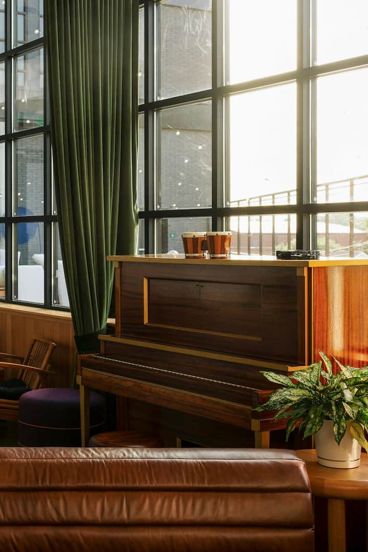 Writing Desk, Bench, Even A Phone With A Cord(!) - 納什維爾