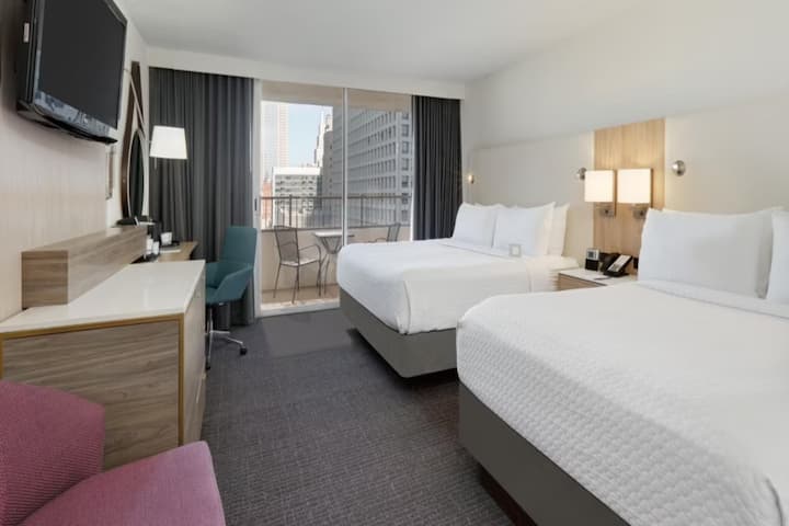 4 Elegant Rooms Near Fair Park! Outdoor Pool! - Dallas, TX