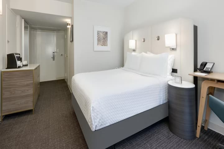 Contemporary Room Near Attractions, Outdoor Pool! - Dallas, TX