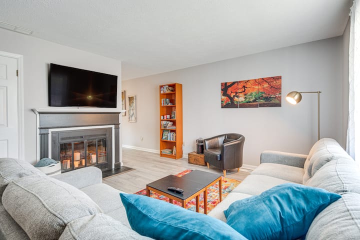 Walk To Main St Hendersonville: Chic Home W/ Yard - Hendersonville, NC
