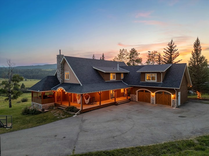 Rolling Hills | Rural Retreat | Sleep 15 | Hot Tub - Alberta