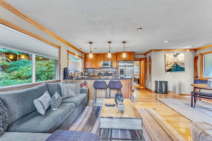 Modern Tahoe Retreat With Grill, Walk To Beach - Tahoma, CA