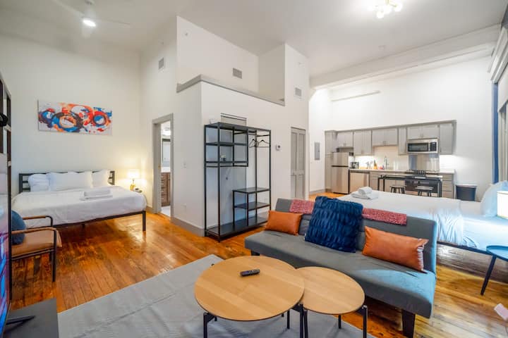 Large Studio W Free Parking | Medical District - Louisville Zoo, Louisville