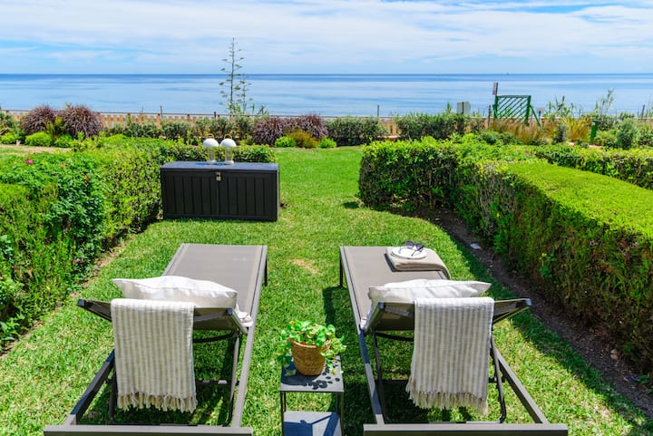 Beachfront House * Casa D'anvers, Estepona - エステポナ