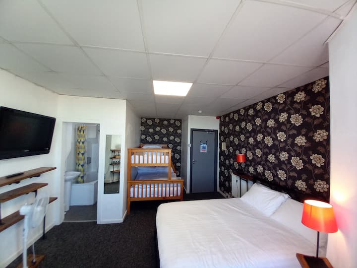 Vinnie's Hotel - Room 12 - Blackpool