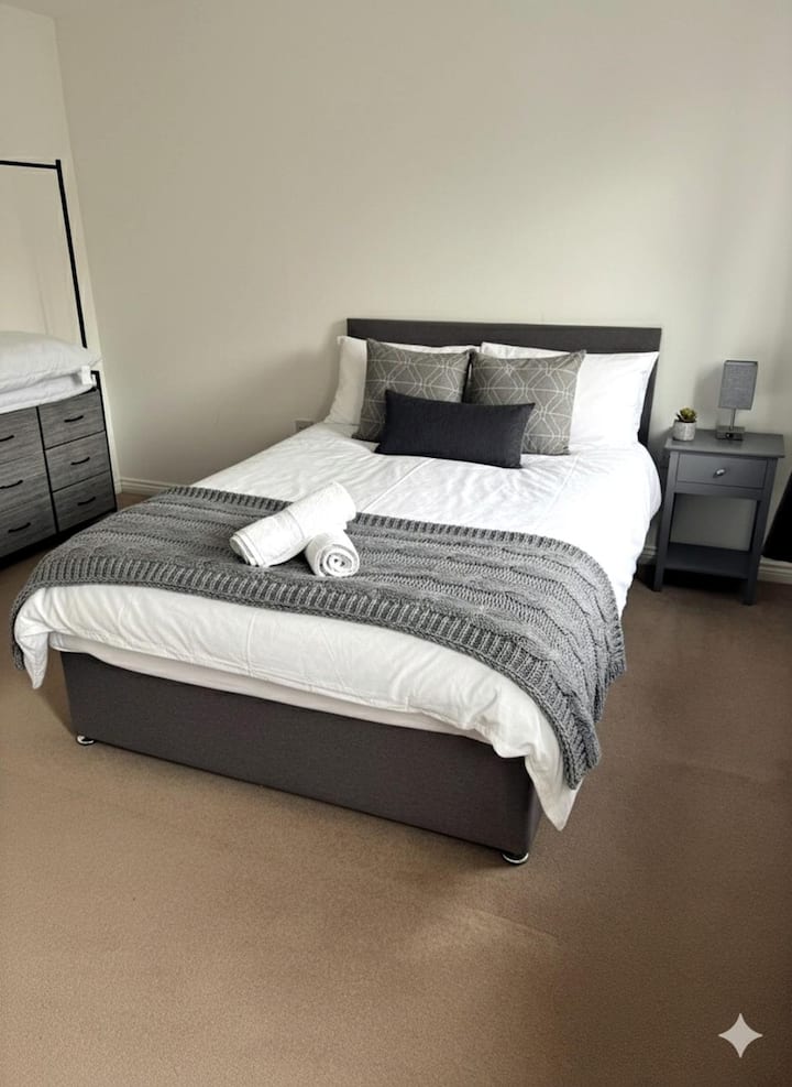 Colchester Retreat: 4br 2bath Ample Street Parking - Colchester