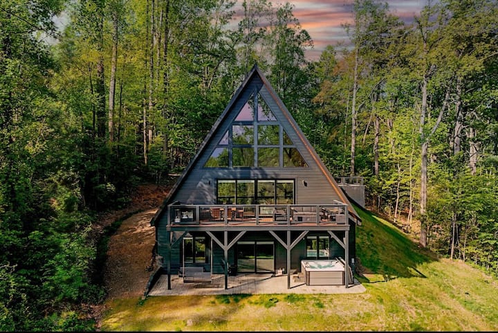 Modern A-frame Cabin With Panoramic Views| Hot Tub - 阿什維爾