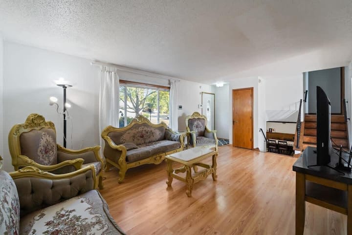 Ignatius’ House: Come In & Relax - Des Moines, IA