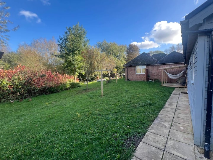 Spacious Riverside View Bungalow - Oxford