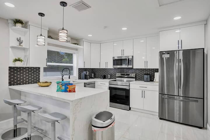 Hollywood Lux Retreat - Aventura, FL