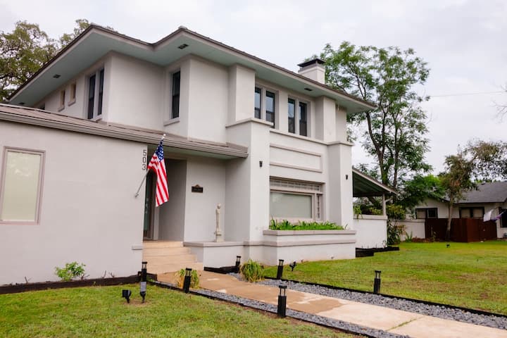 Historic Downtown Landmark Home, 2000 Sq Ft,4 Beds - Seguin, TX