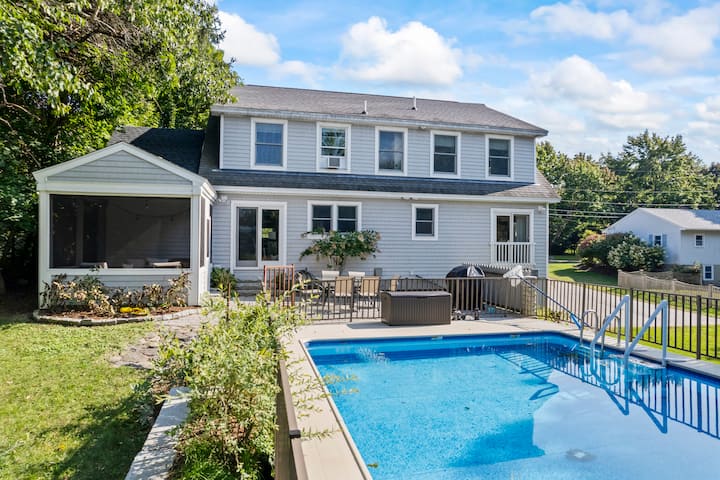 Tidepools Retreat | Poolside Family Fun - York's Wild Kingdom, York