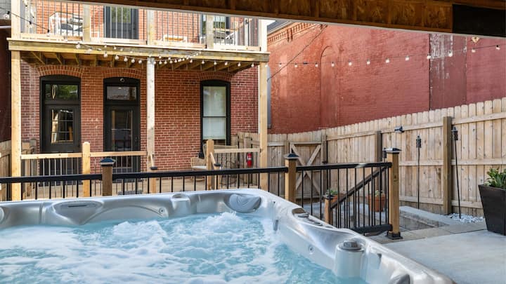 Luxurious Historic Soulard Home | Hot Tub & Patio - Saint-Louis, MO