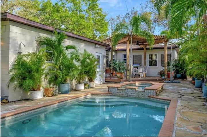 St. Petersburg Pool Home Oasis - St. Petersburg, FL