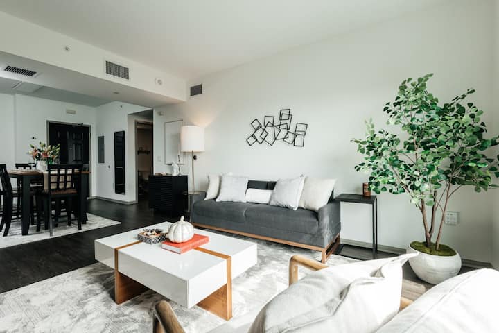 Hollywood Designer Apartment - West Hollywood, CA