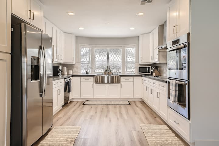 Lux Life! Central Location For Business Or Play! - Las Vegas