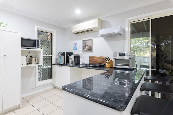 Cosy Self-contained Ground-floor Unit - Sleeps 8 - Brisbane