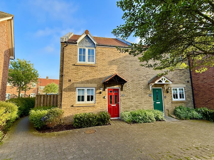Pebble Cottage - Pool And Beach Access - Filey