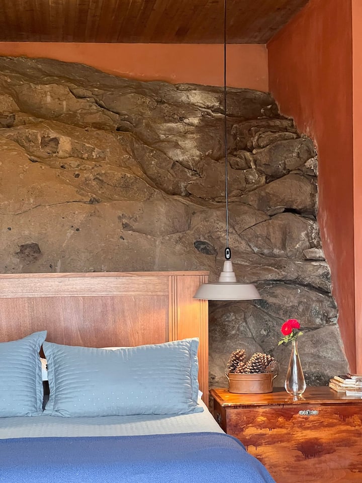 Rocca Esculpido Na Rocha Do Vale E Vista Incrível - Garibaldi