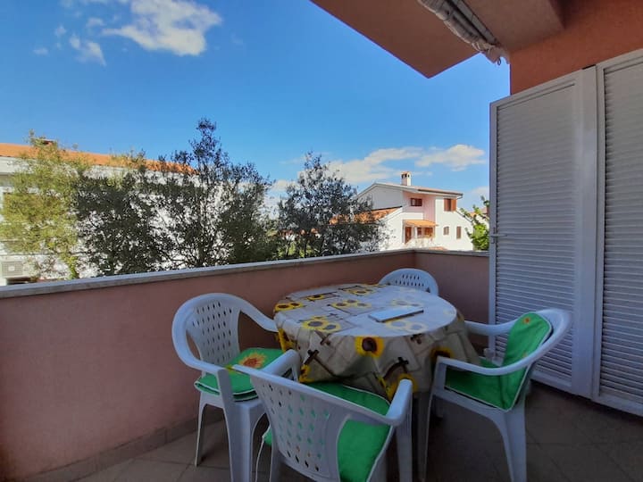 Apartment Tihana With 2 Bedrooms And Garden View, Family-friendly - Krk