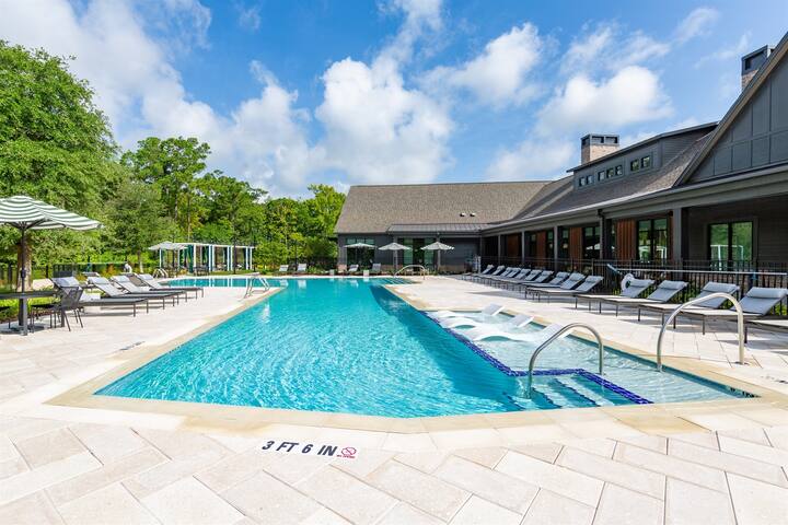 Beachy Getaway: 3br/3ba Posh Units W./ Pool & Gym - Jacksonville, FL