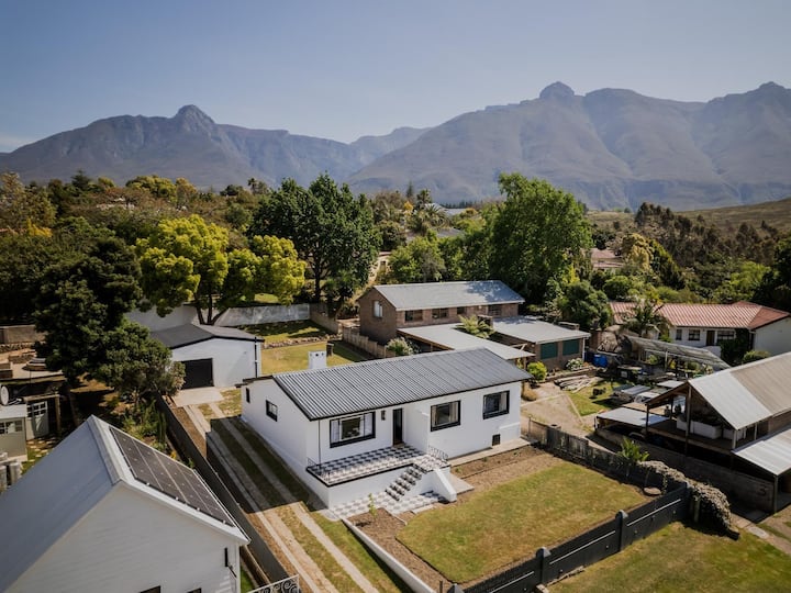Kaylie's Place, Elegant Holiday Home With Garden - Swellendam