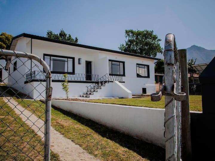 Kaylie's Place, Elegant Holiday Home With Garden - Swellendam