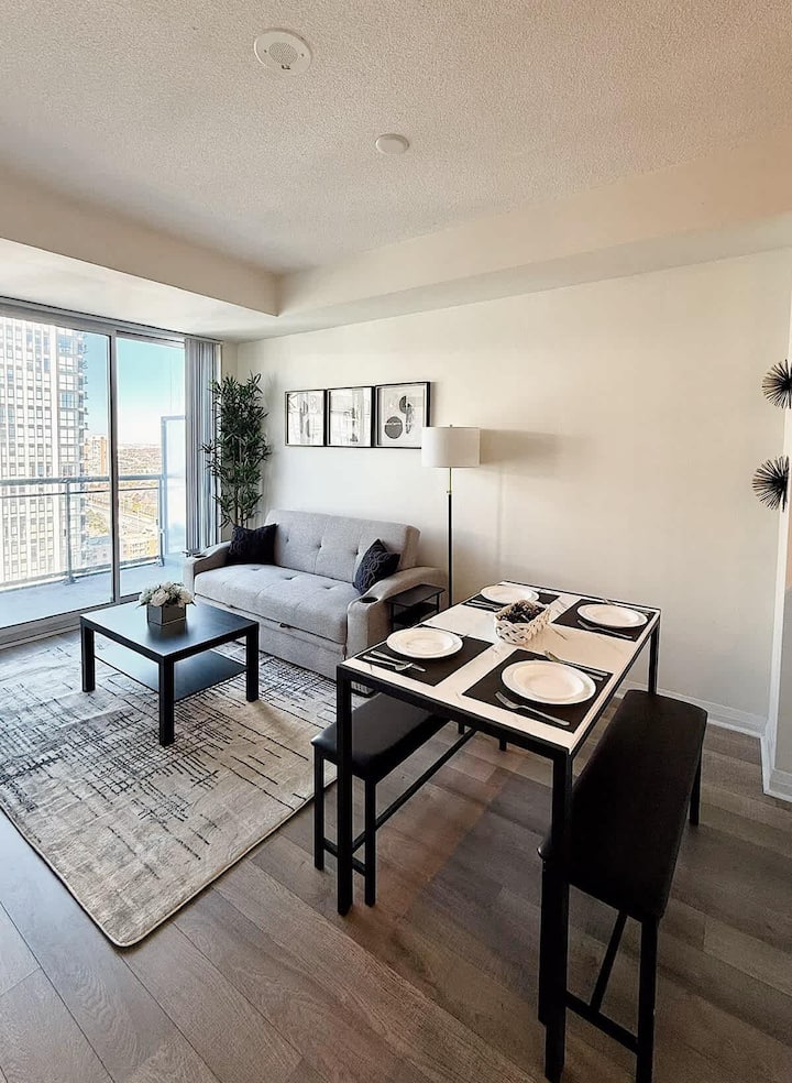Luxury 1+den, Balcony, City View, Free Parking - Mississauga