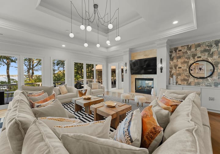 Modern Masterpiece - Avantstay | Waterfront + Dock - Lake Norman, NC