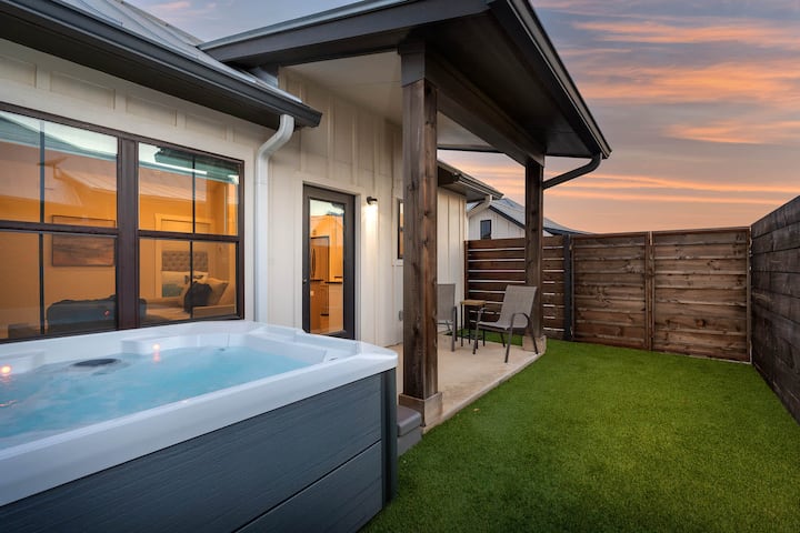 Eagle's Landing 104 - Couples Getaway With Hot Tub - Fredericksburg, TX