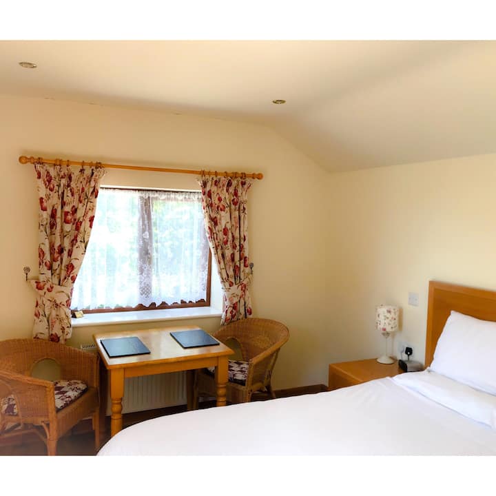 Double Ensuite At The Golden Fleece - Chard