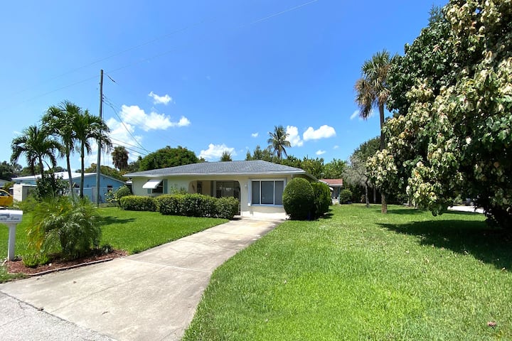 Comfy, Cozy Retreat: Charming 3-bedroom Home In Je - Jensen Beach