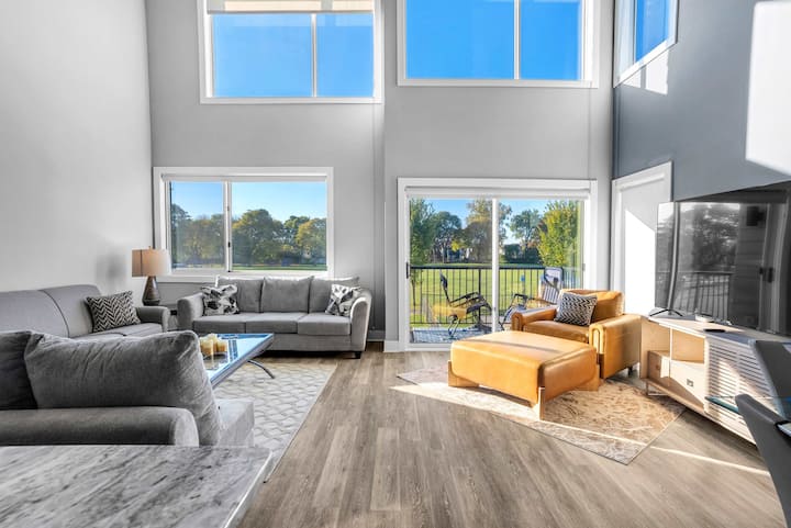 Elegant Parkside Retreat - Birmingham, MI