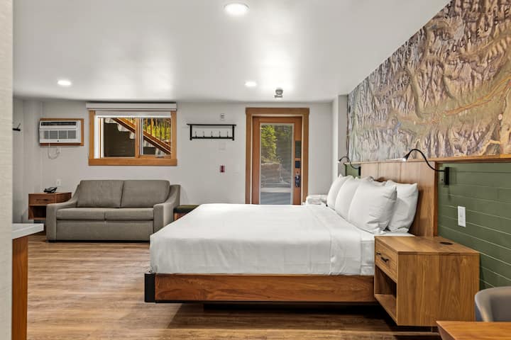 Spacious King Condo | Fireplace + Balcony - Banff