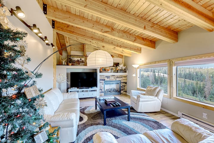 3br W/ Views, Ping-pong, Deck, & Fireplaces - Brian Head, UT