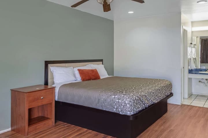 Relax In A Budget-friendly Room W/ Bkfst Included - San Antonio, TX