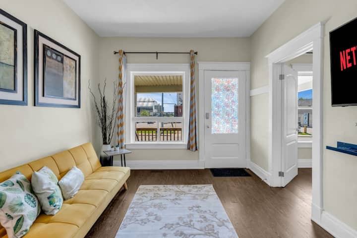 Blue Home | Closest To Falls | 3 Car Parking - Niagara Falls