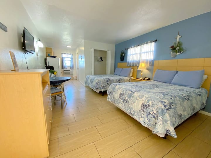 Beach Stroll 3 Min | Pool & Free Parking - Treasure Island, FL