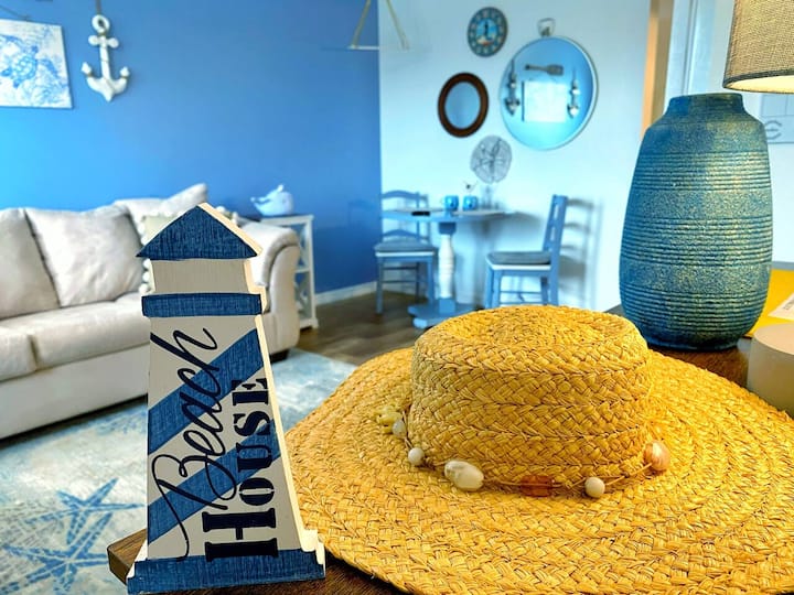 Heated Pool + Beach(3 Min) | Parking • Walk To All - Treasure Island, FL