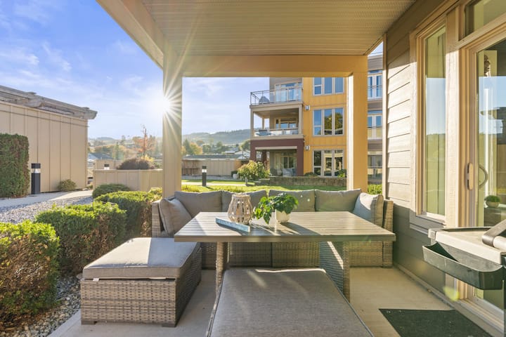Lakeside Retreat: Pool, Hot Tub & Beach - Vernon