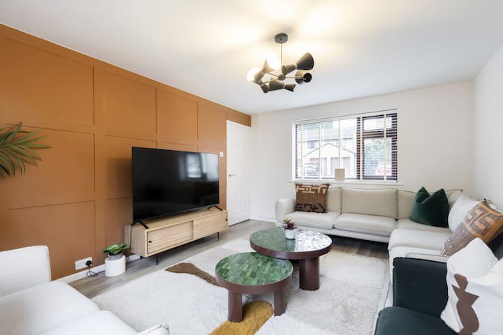 Stylish 5-bed Detached Home Close To Cheltenham - Gloucestershire