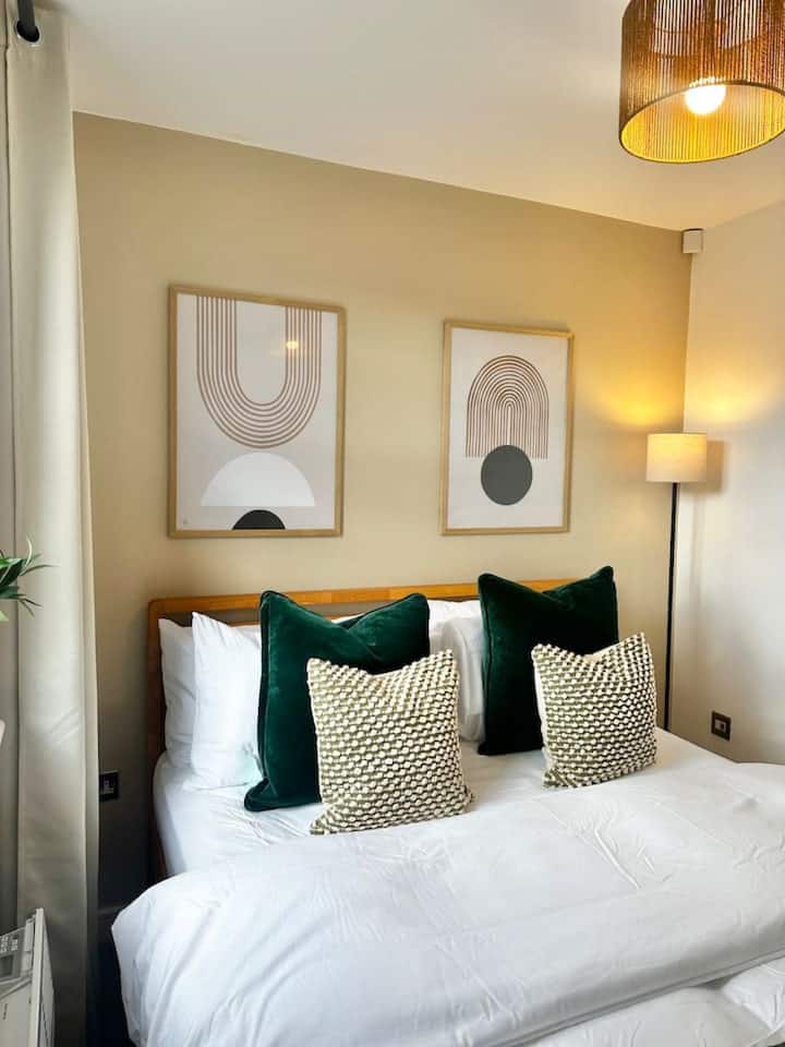 The Florist: Close Hospitals & Station 2x Parking! - Stockport