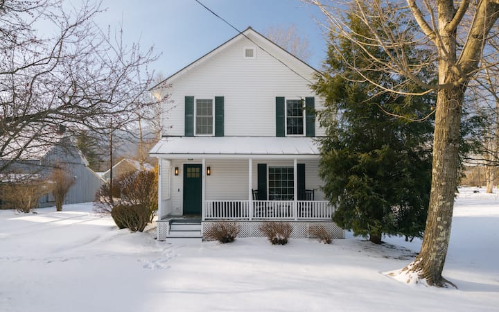 The Winterberry Farmhouse: In-town Modern Retreat - Manchester, VT